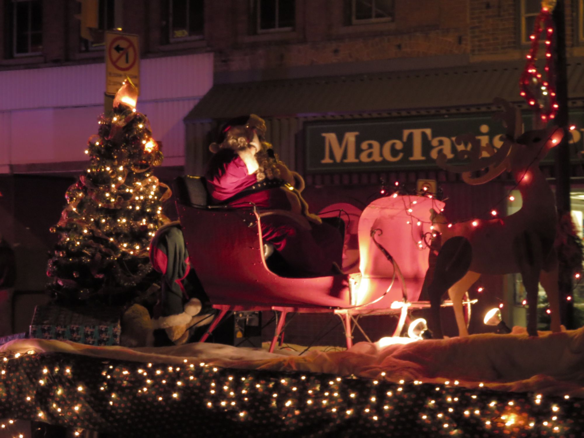 Santa Claus Parade held in Dresden - See Photos!